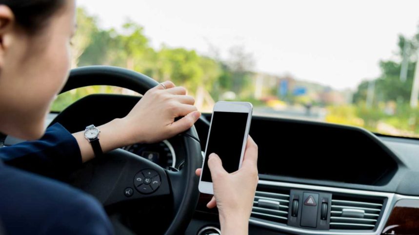 Cellulare alla guida, una pratica pericolosa: quando e come si può usare, e quali sono rischi e ...