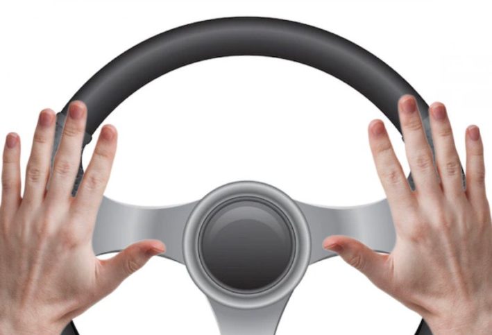 Volante e posizione delle mani: i consigli per manovrare l’auto nel ...